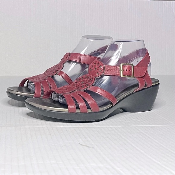 Clarks | Shoes | Clarks Comfort Sandals Size 9w | Poshmark